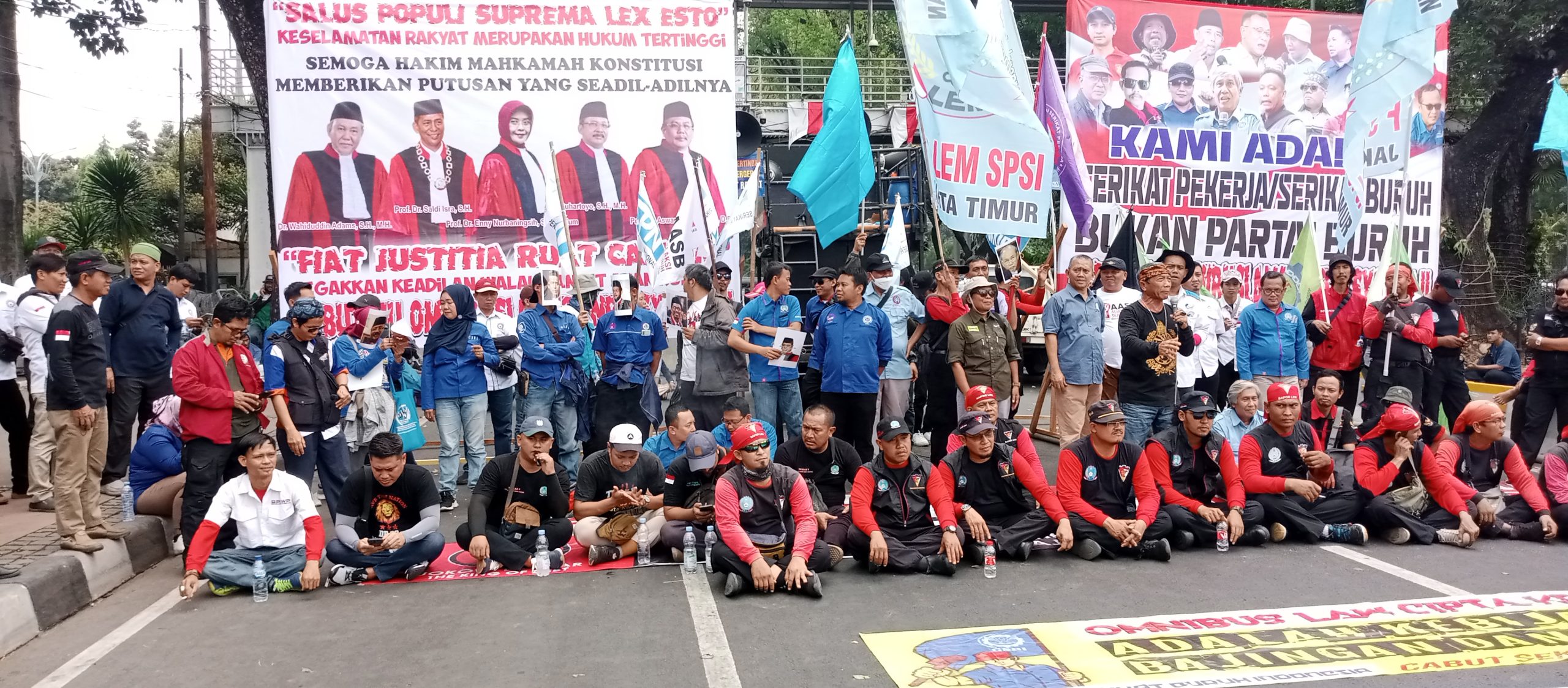 AASB MENUNTUT AGAR MK PUTUSKAN UU CIPTA TIDAK BERLAKU - SERIKAT PEKERJA ... AASB MENUNTUT AGAR MK PUTUSKAN UU CIPTA TIDAK BERLAKU - SERIKAT PEKERJA ...