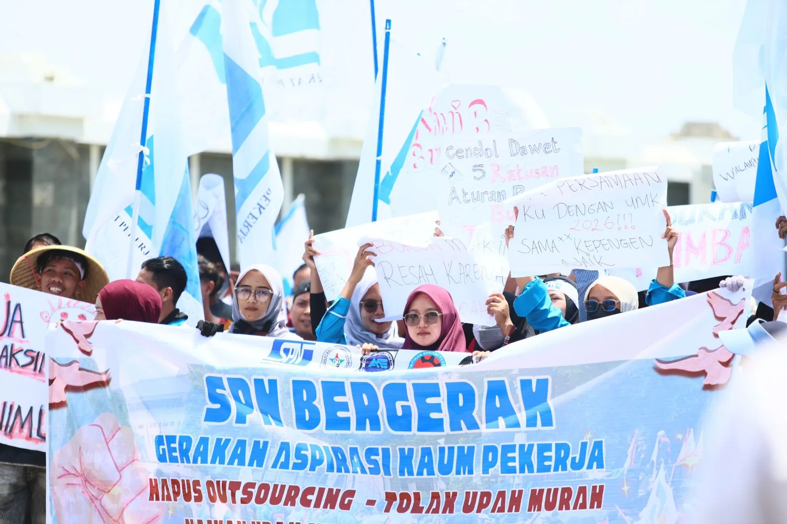 Ratusan Buruh SPN dan SEBUMI Brebes Demo Tuntut Kenaikan UMK 2026 ...