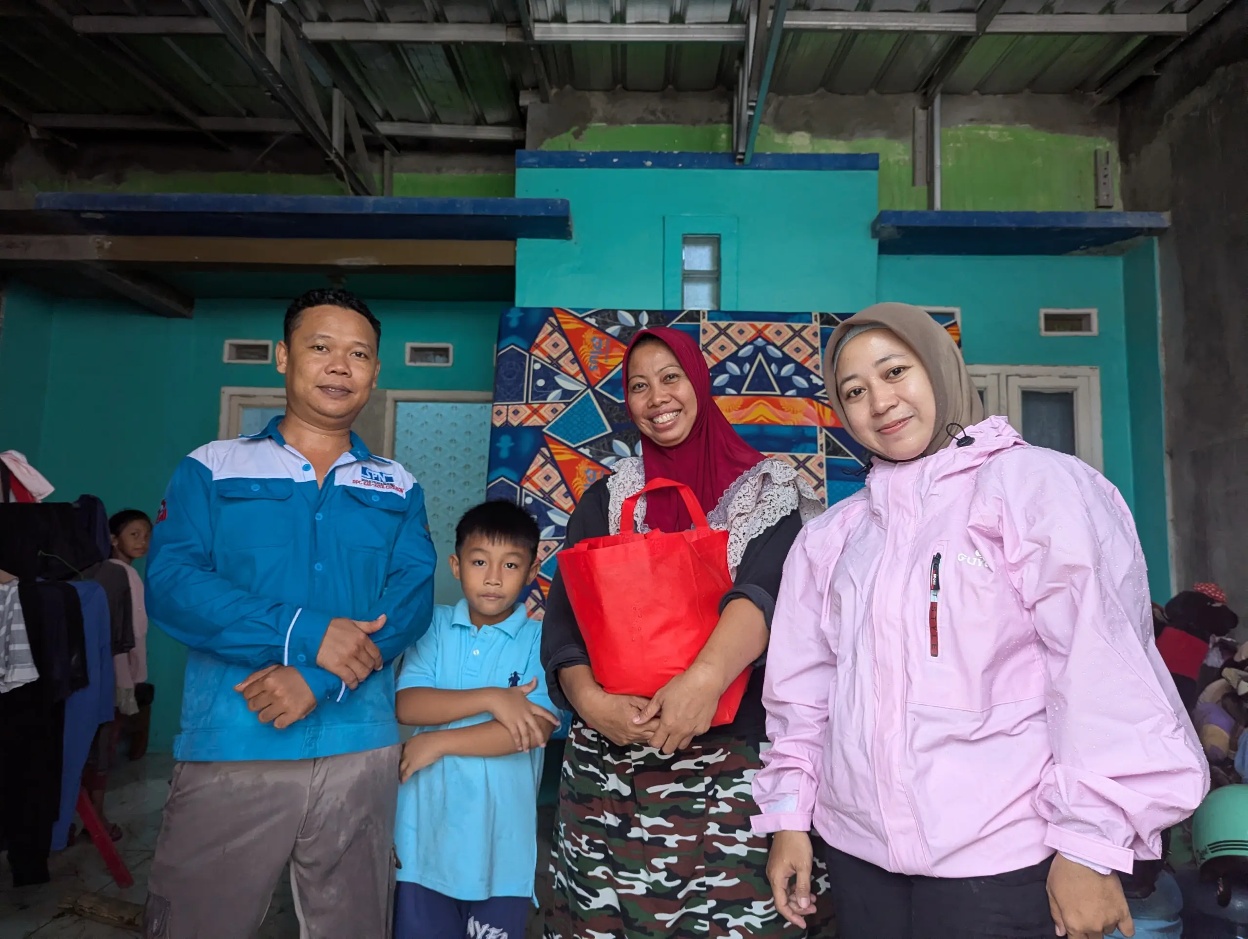 PSP PT PINTEX Bantu Anggota Korban Banjir Cirebon - SERIKAT PEKERJA ...